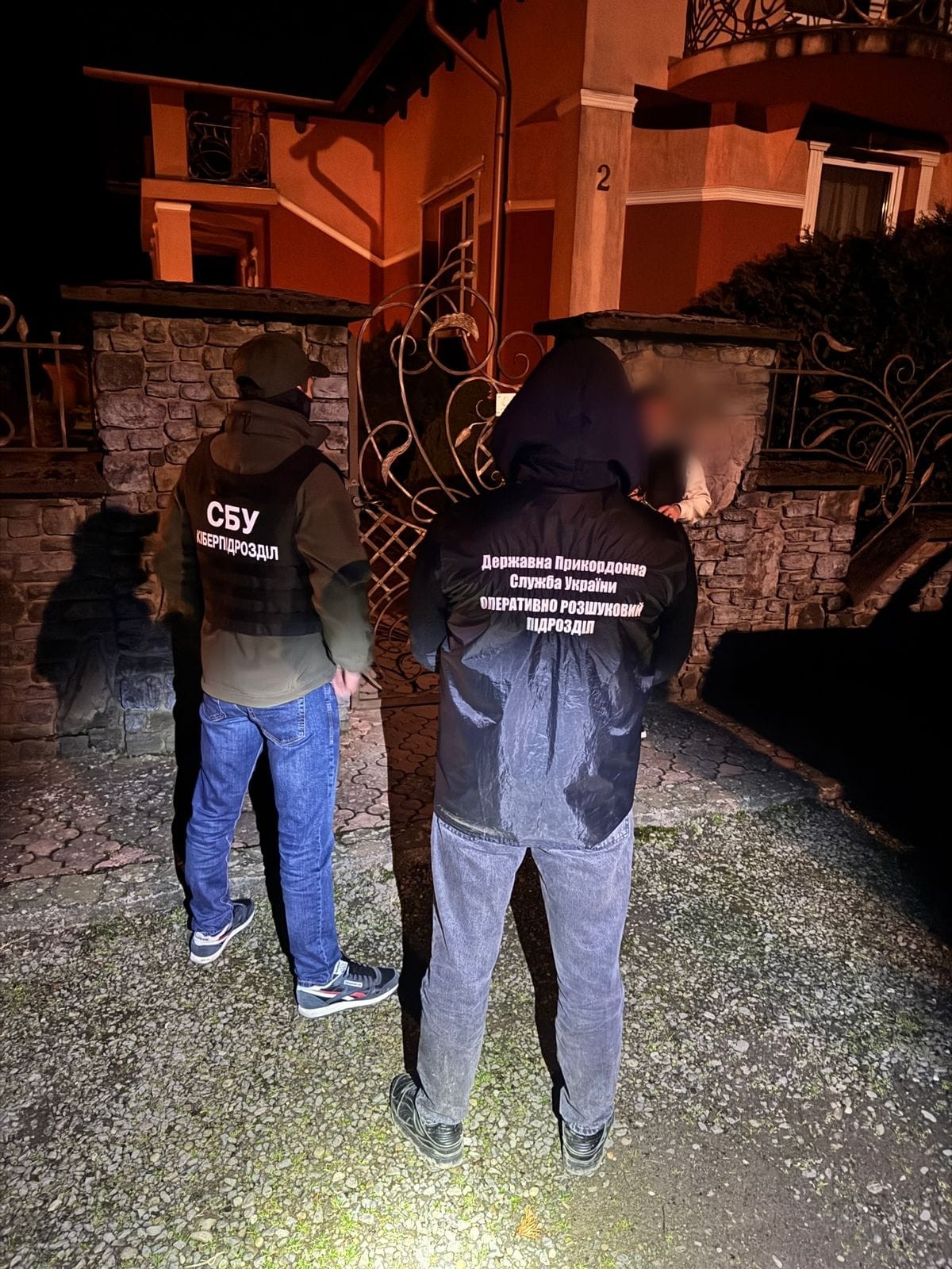 Ховалися під шаром піску: прикордонники затримали 13 чоловіків, які хотіли втекти з країни | TrueUA